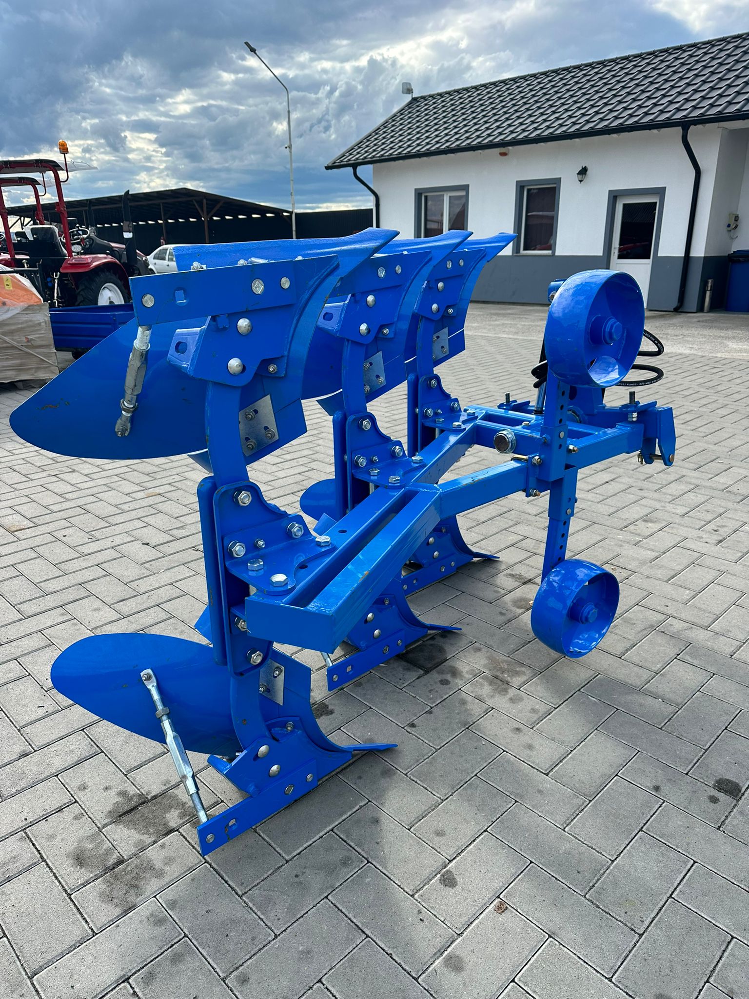 Plug reversibil hidraulic 3 trupite Turcesc pt tractor 50 – 100 CP ...